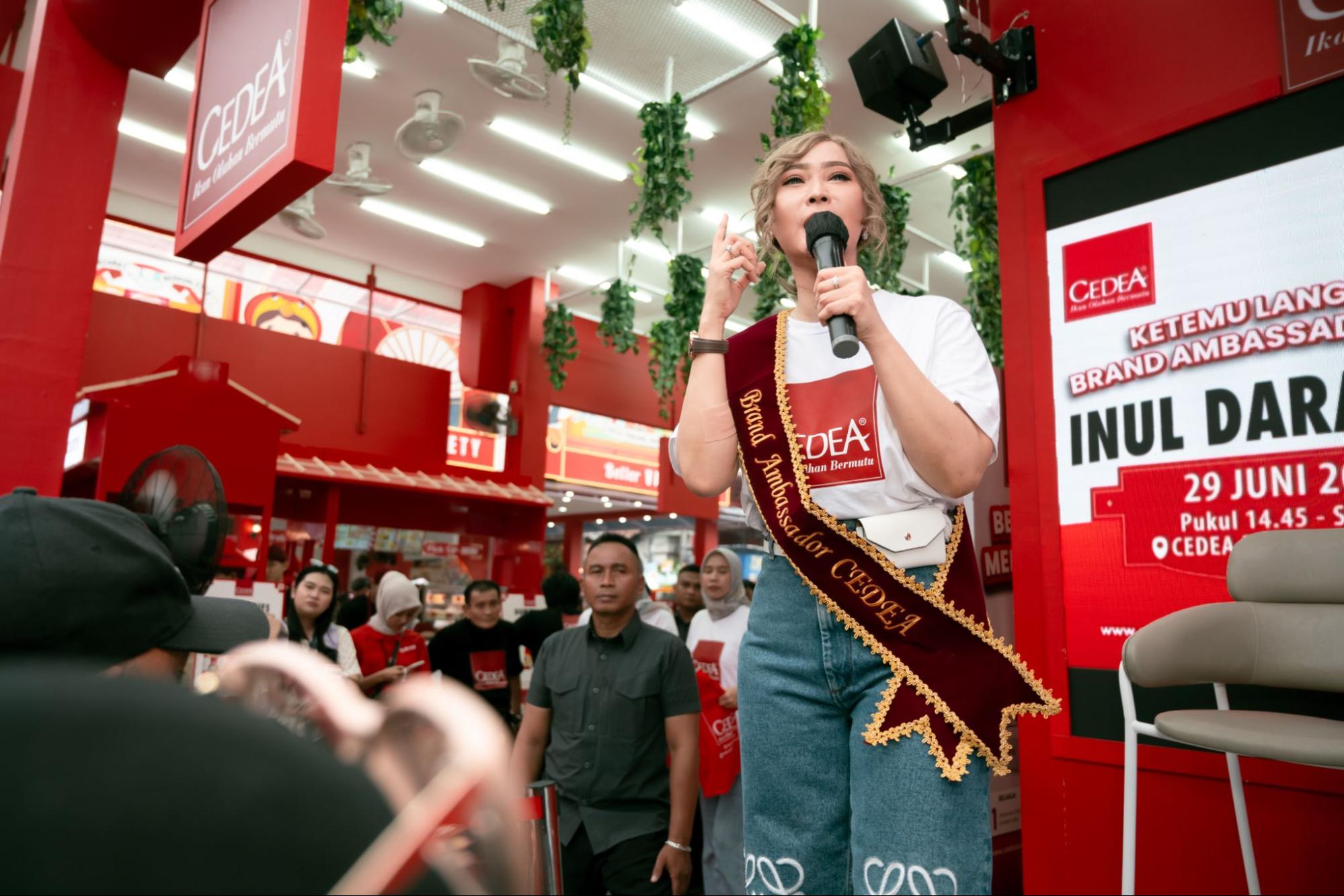 Resmi Jadi Brand Ambassador CEDEA, Bunda Inul Daratista Meriahkan Booth ...